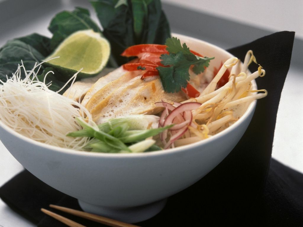 Asiatische Nudelsuppe Mit Hähnchen Und Sprossen Rezept Eat Smarter