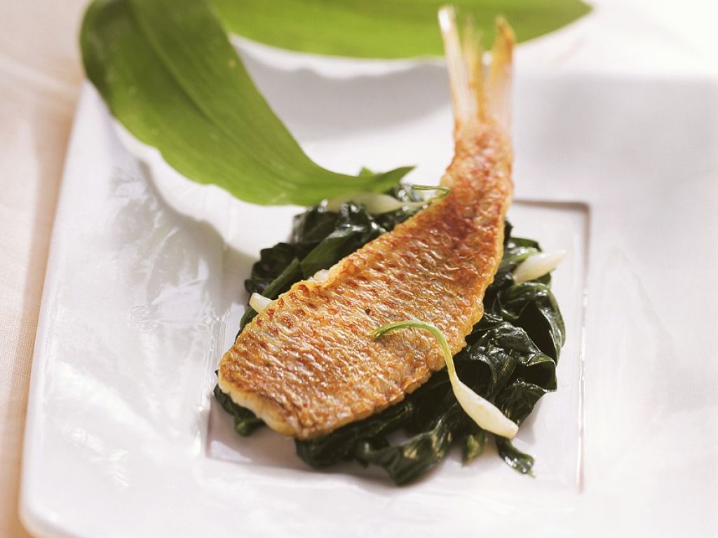Bärlauchspinat und gebratener Fisch Rezept | EAT SMARTER
