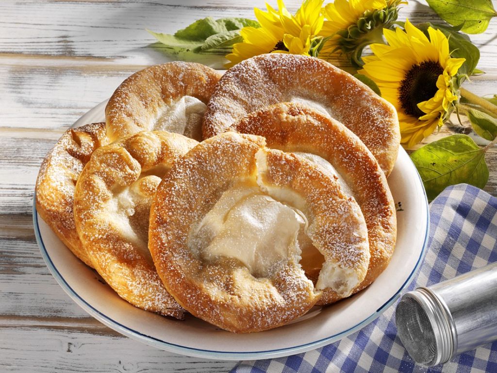 Bayerisches Schmalzgebäck Rezept | EAT SMARTER