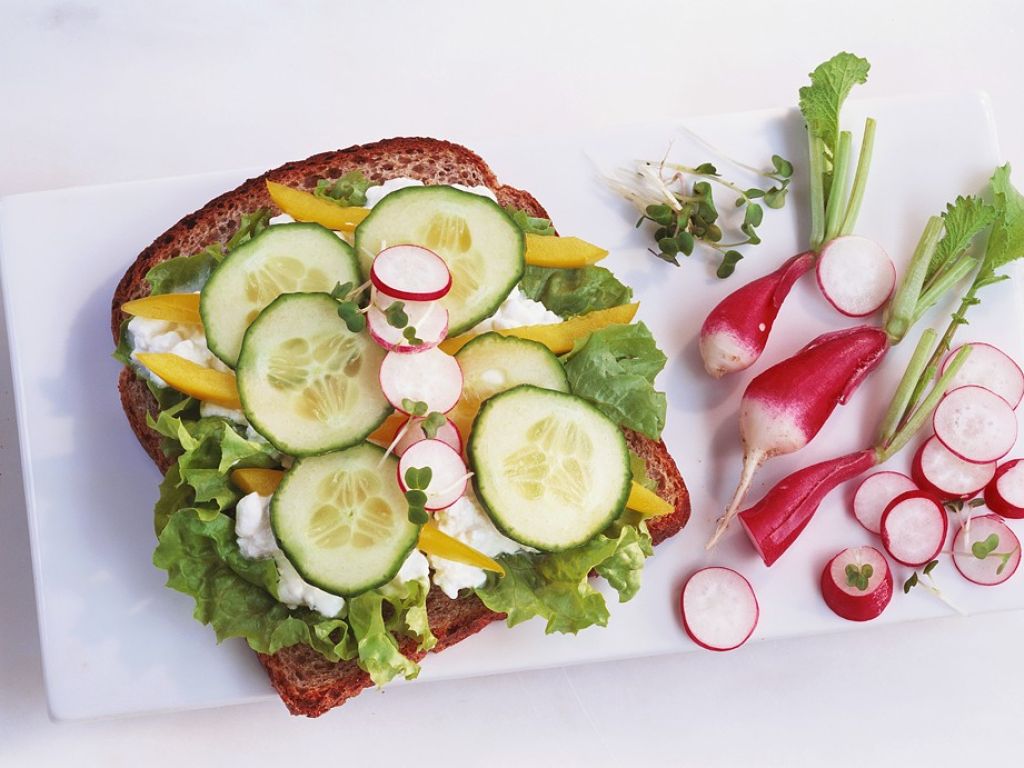 Belegtes Brot mit Gemüse Rezept | EAT SMARTER