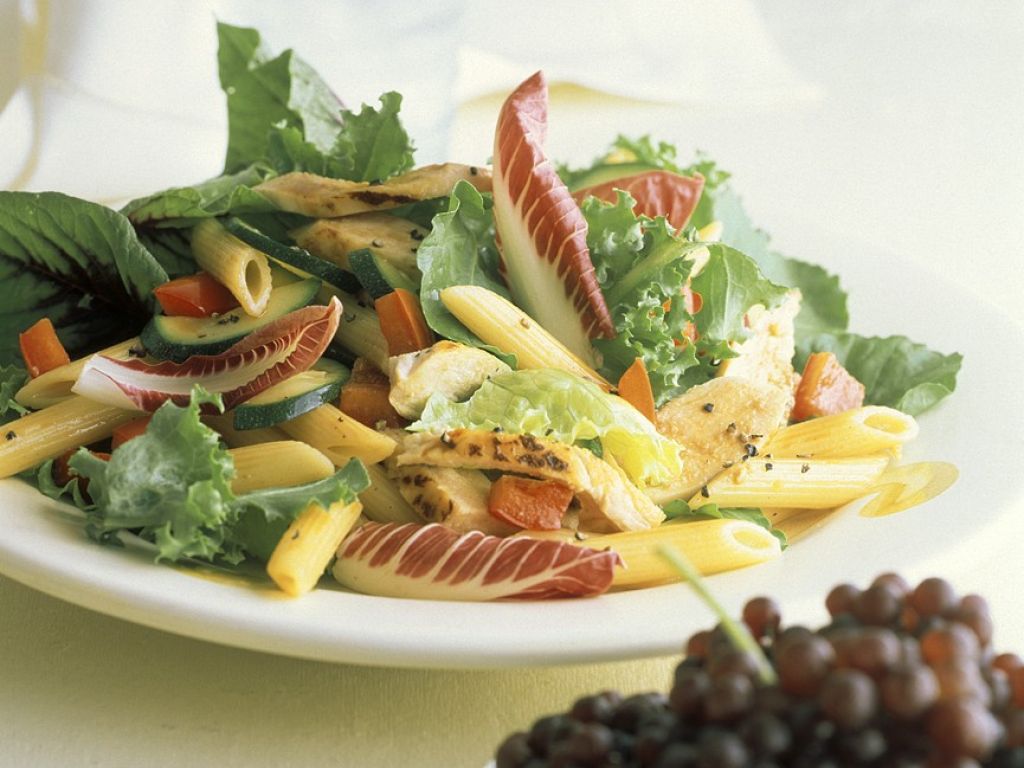 Blattsalat mit Nudeln und Hähnchenbrust Rezept | EAT SMARTER