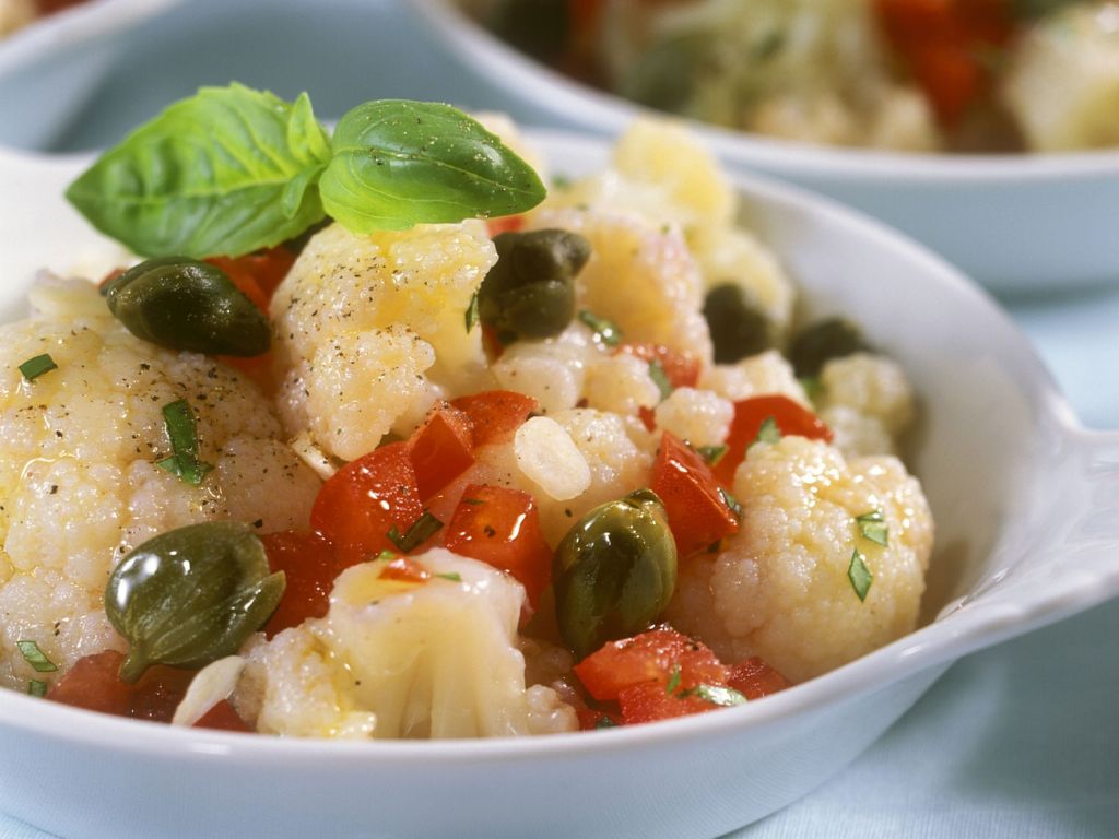 Blumenkohl-Tomaten-Salat mit Kapern Rezept | EAT SMARTER