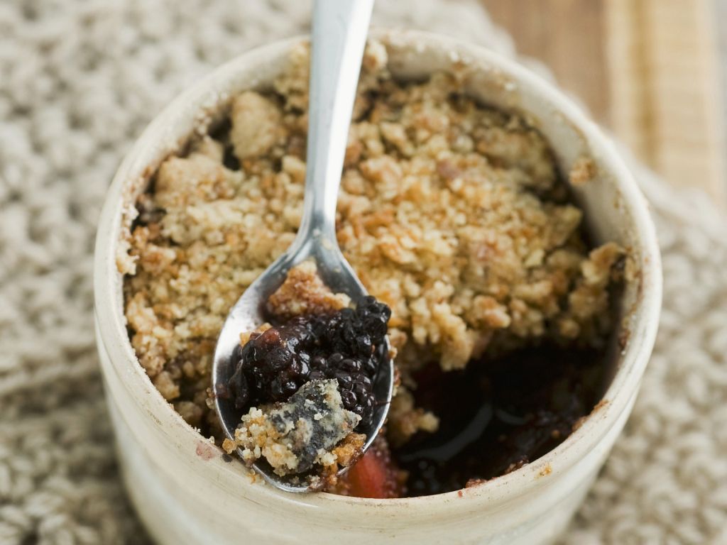 Brombeer-Crumble Rezept | EAT SMARTER