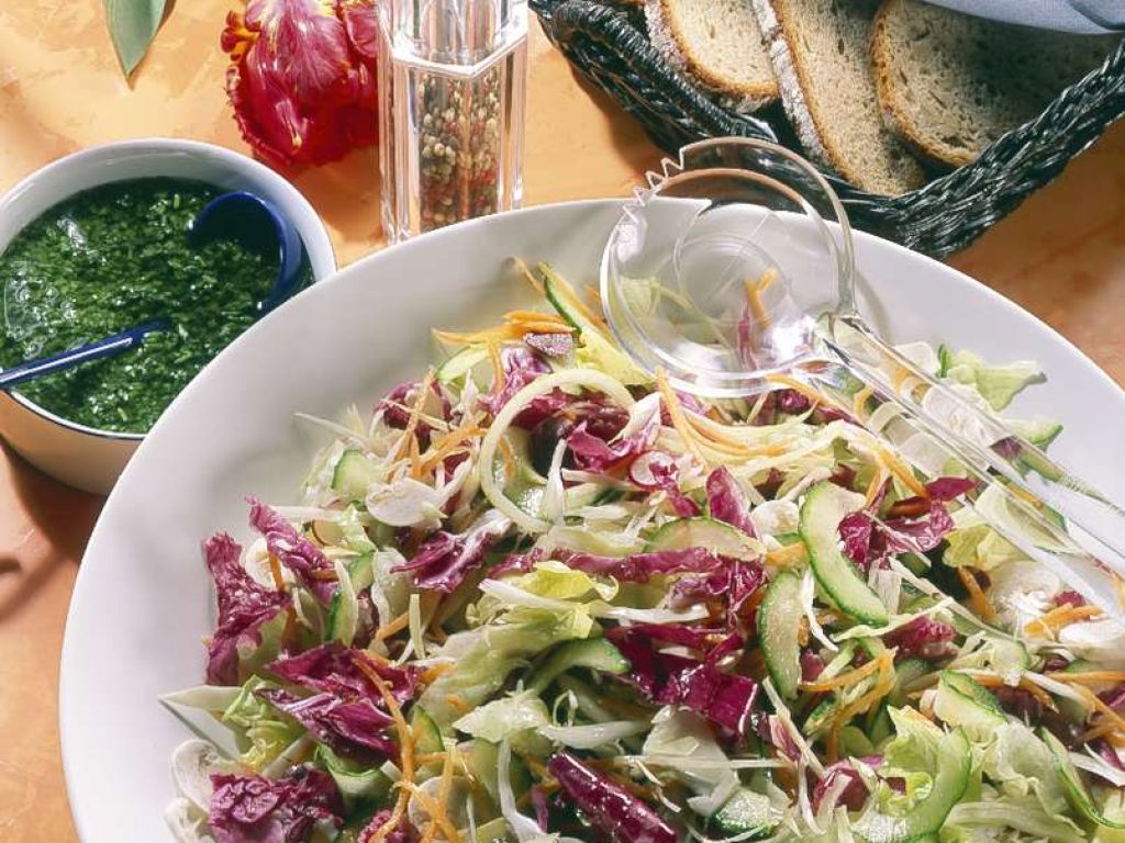 Bunter gemischter Salat mit leckerem Dressing Rezept | EAT SMARTER