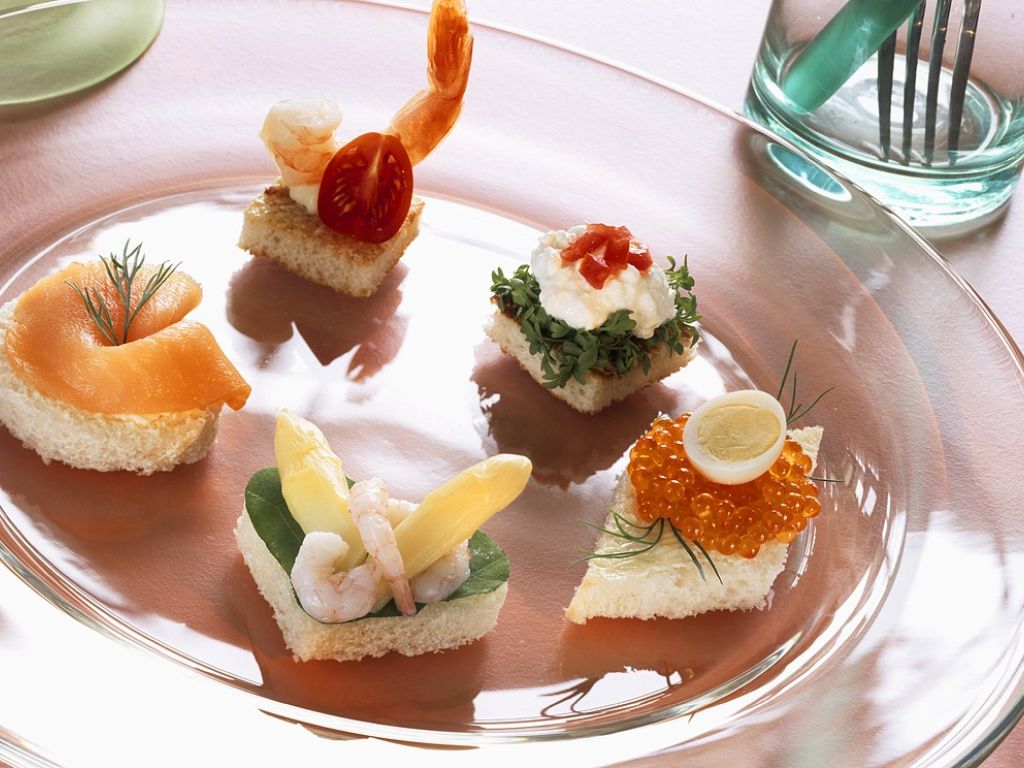 Canapes mit Lachs, Krabben, Kaviar und zwei Croutons Rezept | EAT SMARTER
