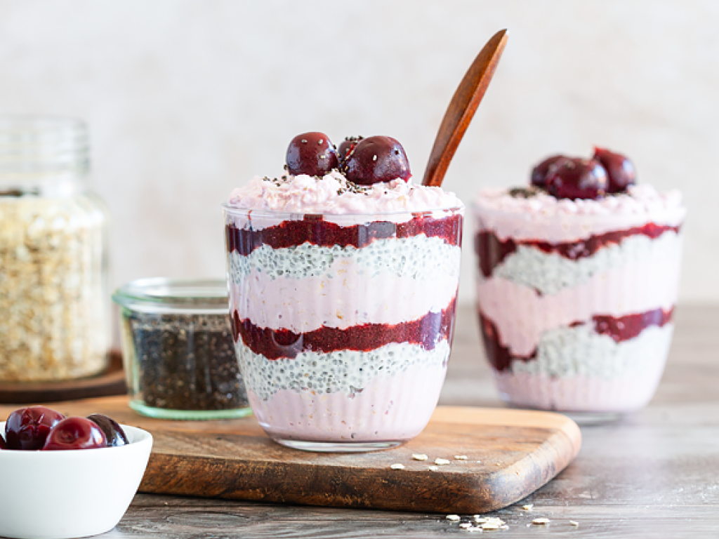Cherry-Chia-Overnight-Oats Rezept | EAT SMARTER