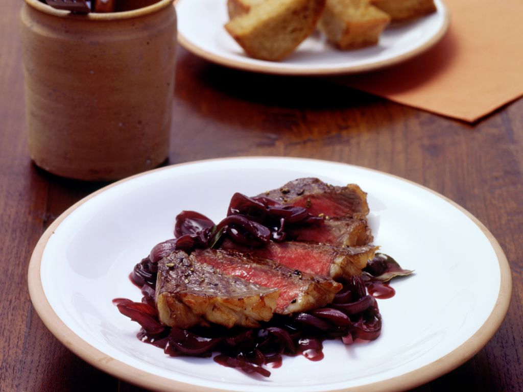 Entrecôte mit Rotwein-Schalotten Rezept | EAT SMARTER