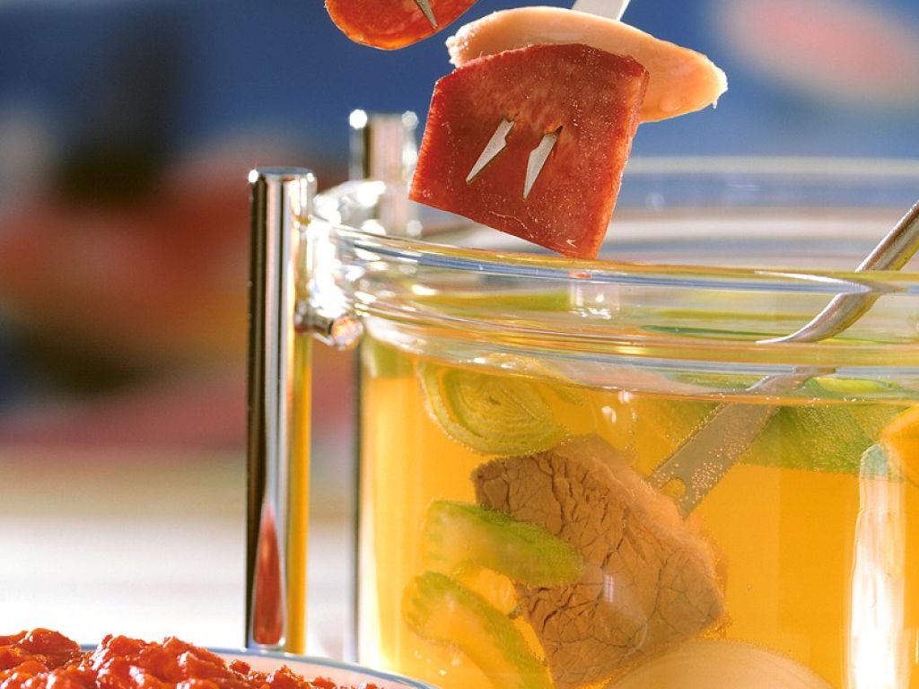 Fleischfondue mit Brühe Rezept | EAT SMARTER