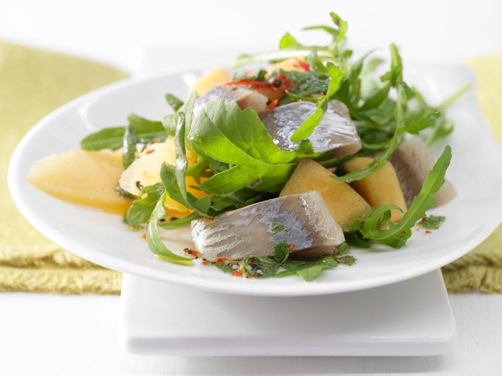 Fruchtiger Matjessalat Rezept | EAT SMARTER