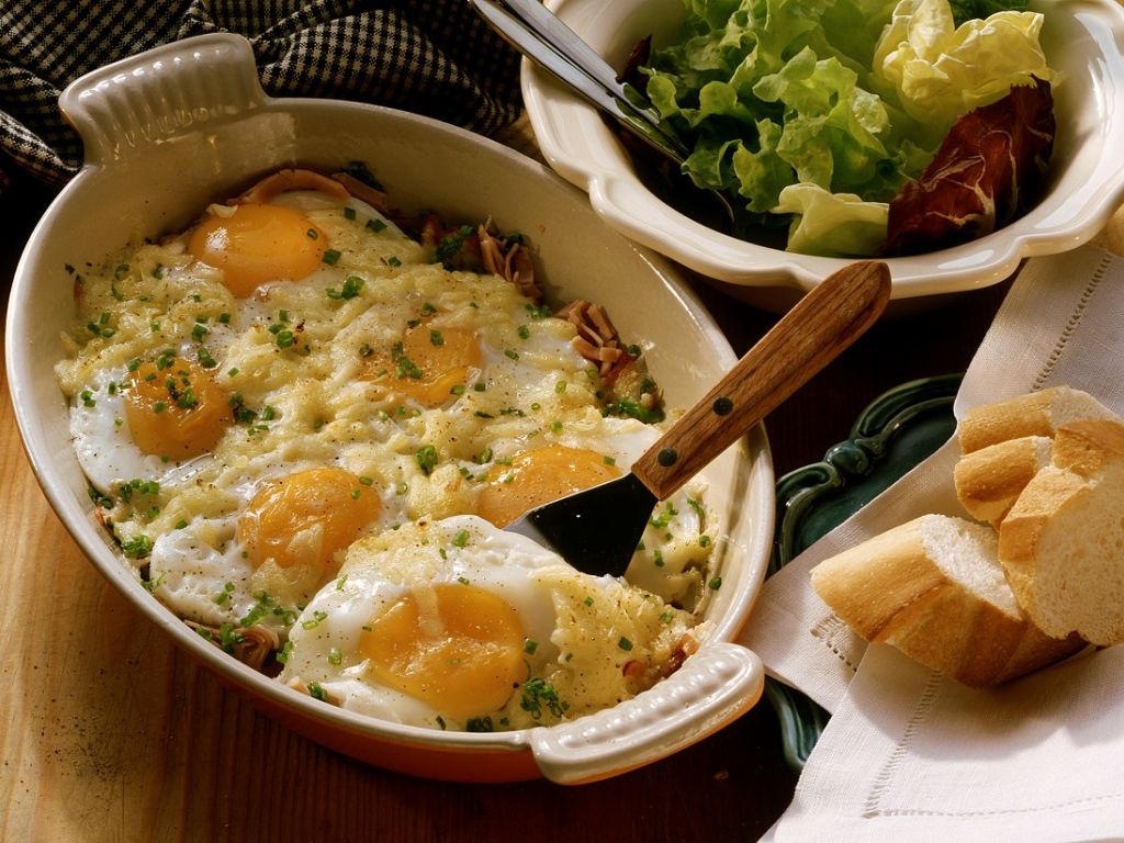 Gebackene Eier mit Schinken und Käse Rezept | EAT SMARTER