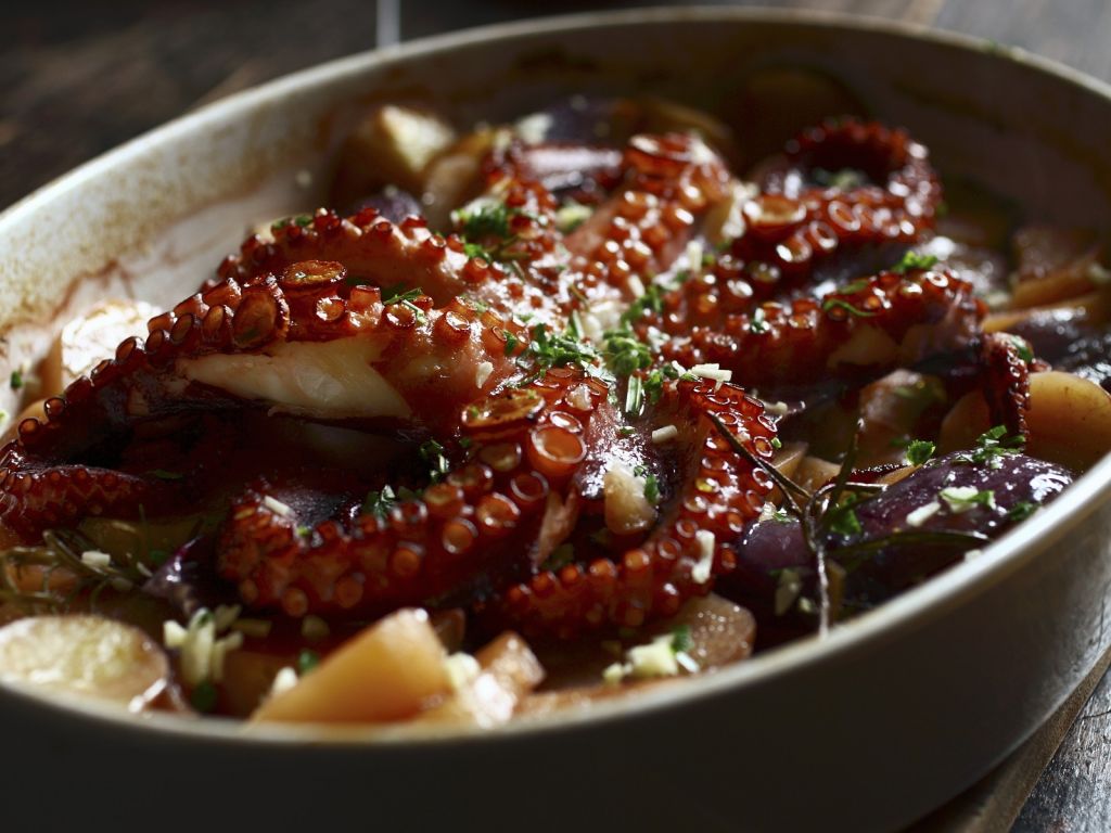 Gebackener Oktopus mit Kartoffeln und Zwiebeln Rezept | EAT SMARTER