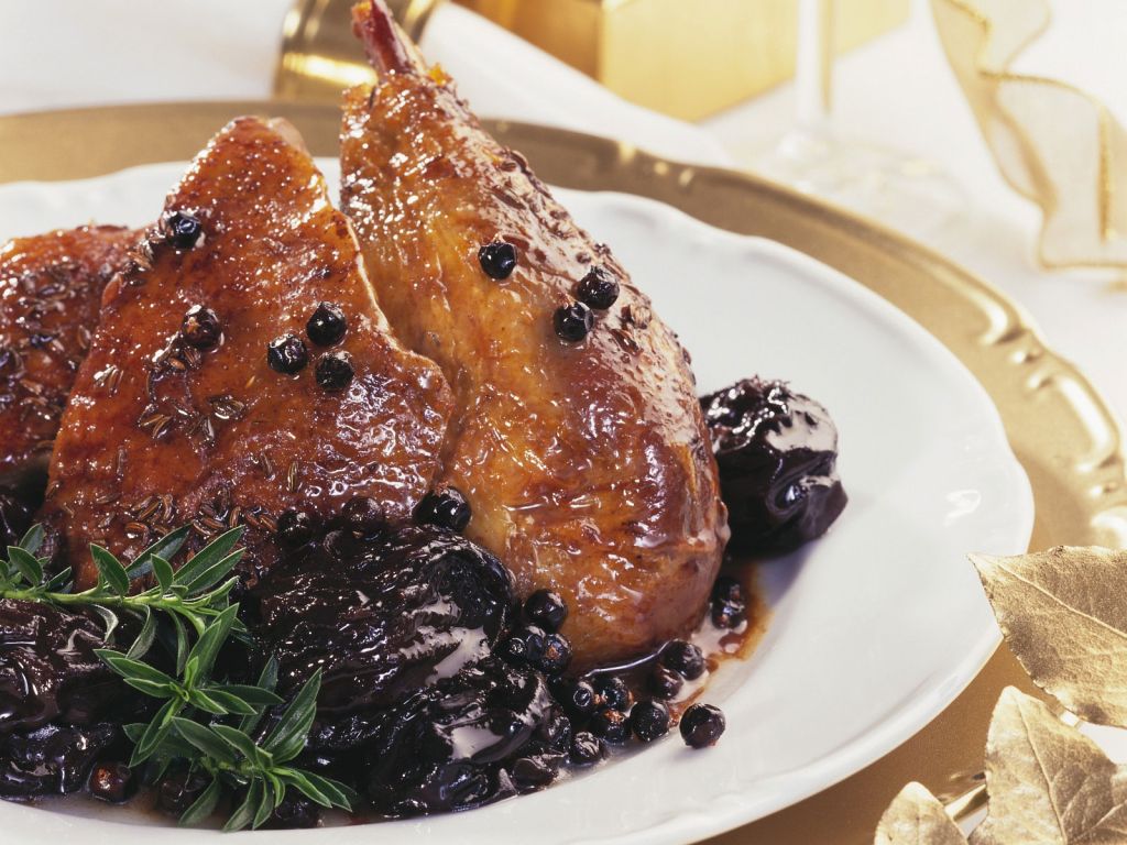 Gebratene Ente mit Pflaumen und Wacholderbeeren Rezept | EAT SMARTER
