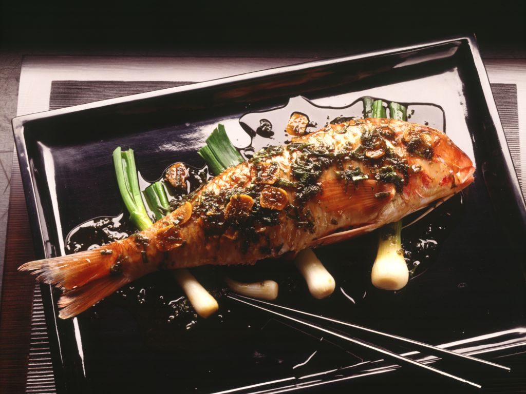 Gebratene Rotbarbe mit Kräutern Rezept | EAT SMARTER