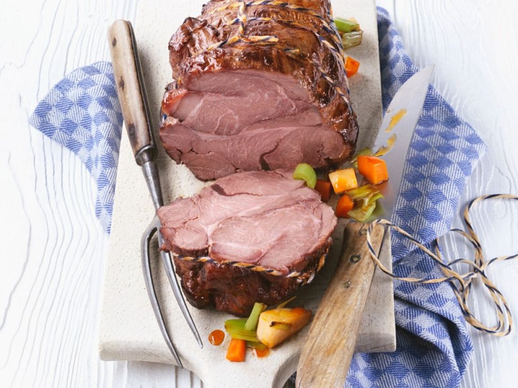 Gebratene Wildschweinkeule Rezept | EAT SMARTER