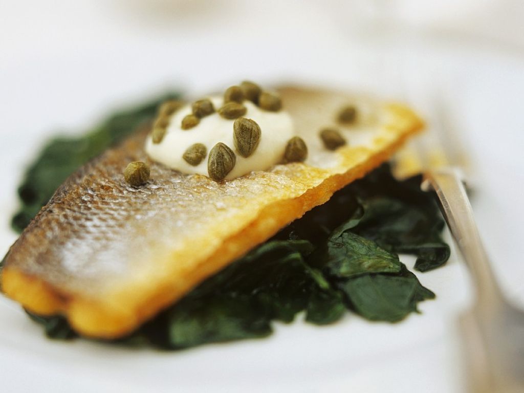 Gebratener Zander auf Spinat Rezept | EAT SMARTER