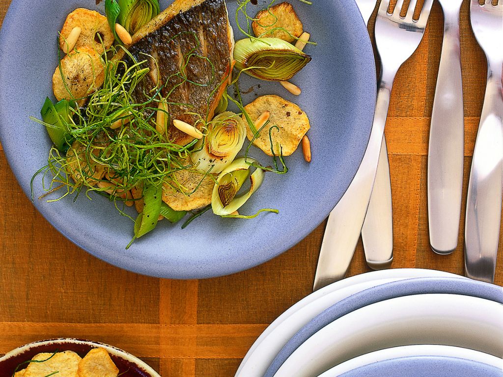 Gebratenes Doradenfilet mit Kartoffeln und Lauch Rezept | EAT SMARTER
