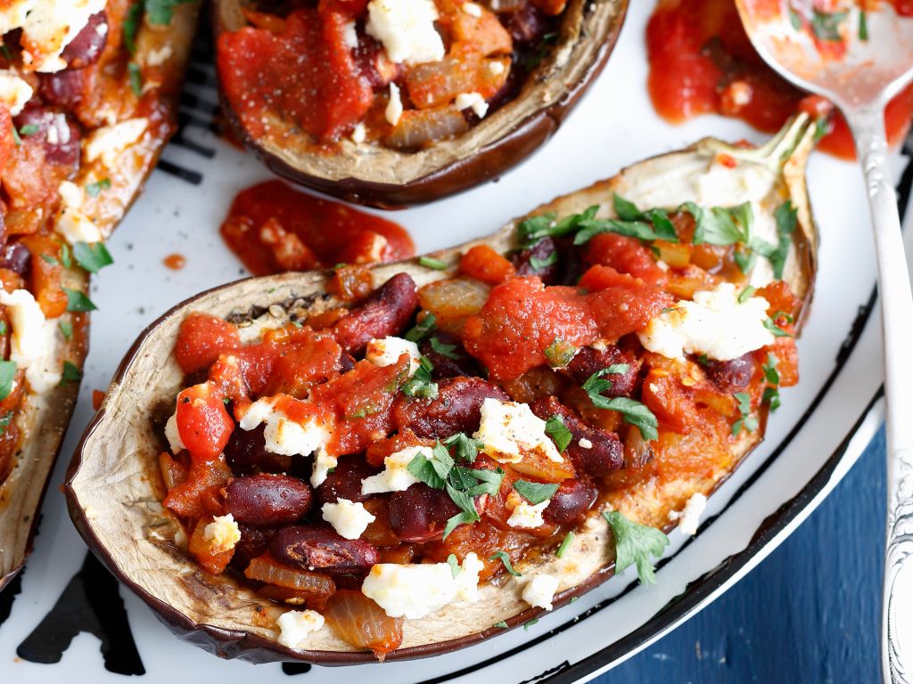 Gefüllte auberginen mit tomaten, mozzarella und scamorza