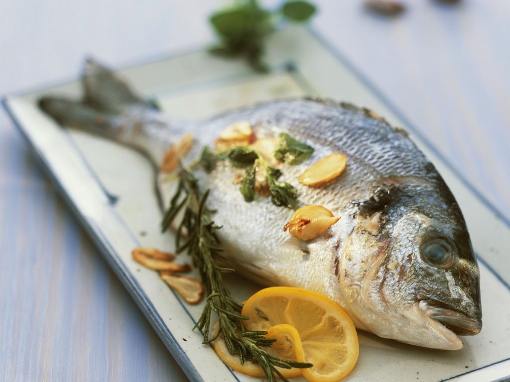 Goldbrasse mit Knoblauch, Kräutern und Zitrone Rezept | EAT SMARTER