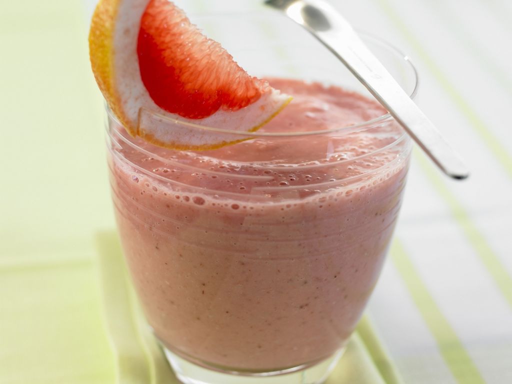Grapefruit-Smoothie mit Erdbeeren und Banane Rezept | EAT SMARTER