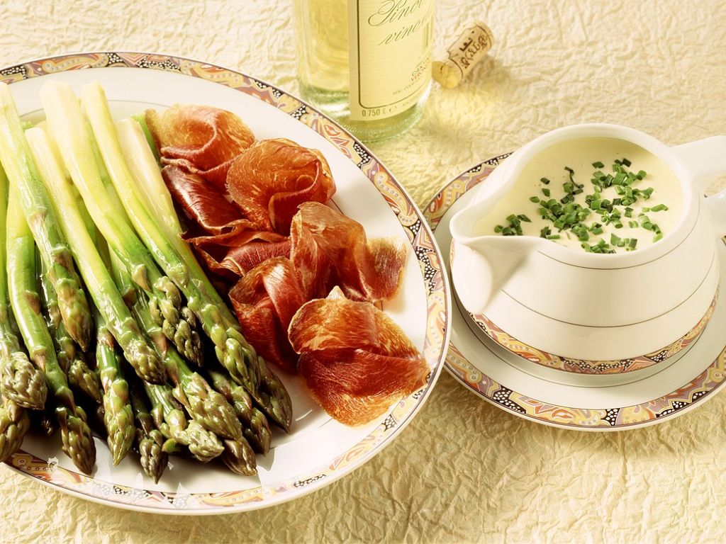 Grüner Spargel mit Sauce Hollandaise Rezept | EAT SMARTER