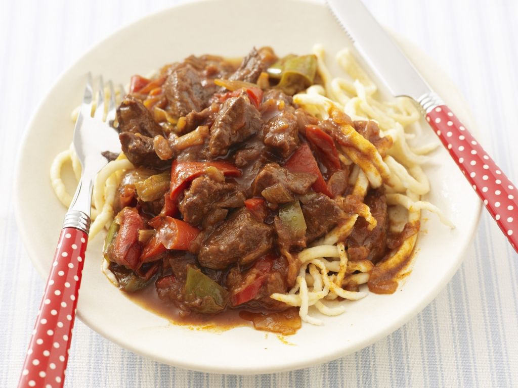 Gulasch mit Paprika, dazu Spätzle Rezept | EAT SMARTER