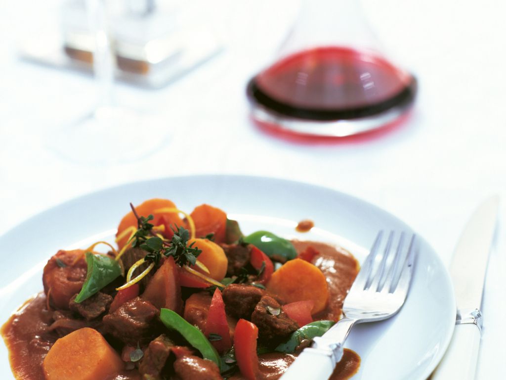 Gulaschtopf mit Süßkartoffeln Rezept | EAT SMARTER