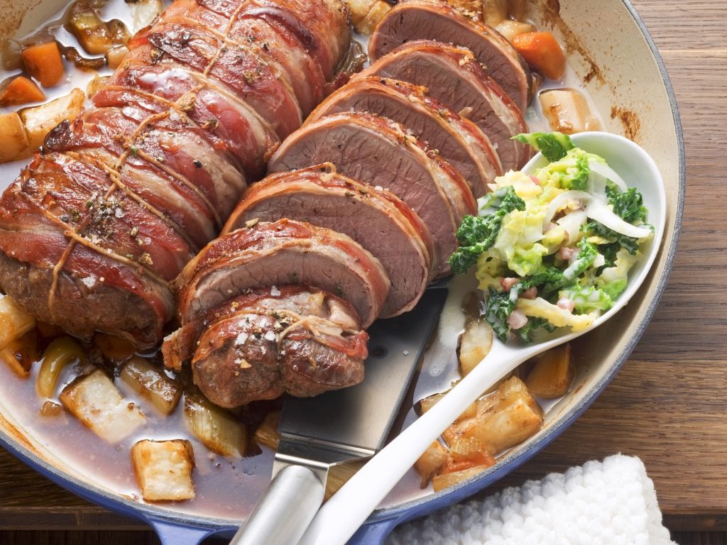 Hirschkeule im Speckmantel Rezept | EAT SMARTER
