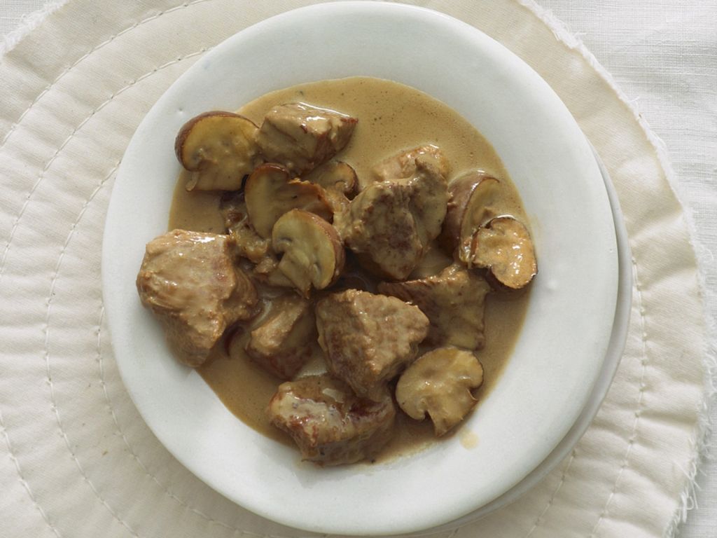 Kalbsgulasch mit Champignons Rezept | EAT SMARTER