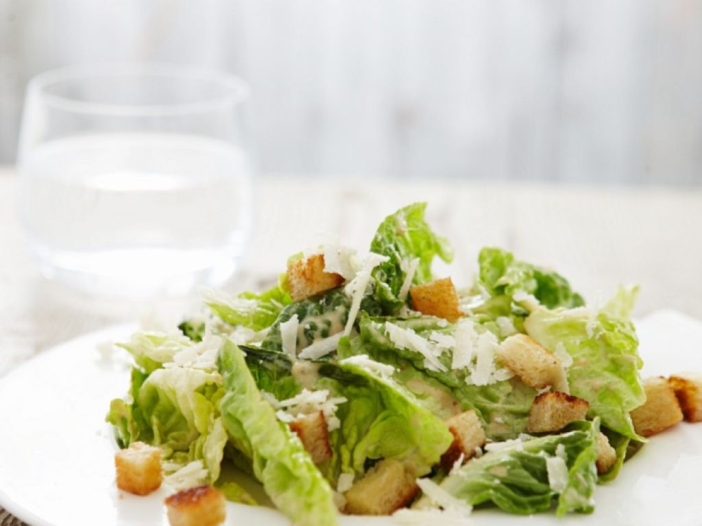 Klassischer Caesar Salad Rezept | EAT SMARTER