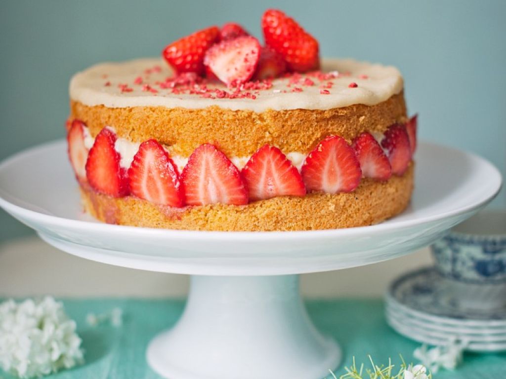 Kleine Erdbeertorte Rezept | EAT SMARTER