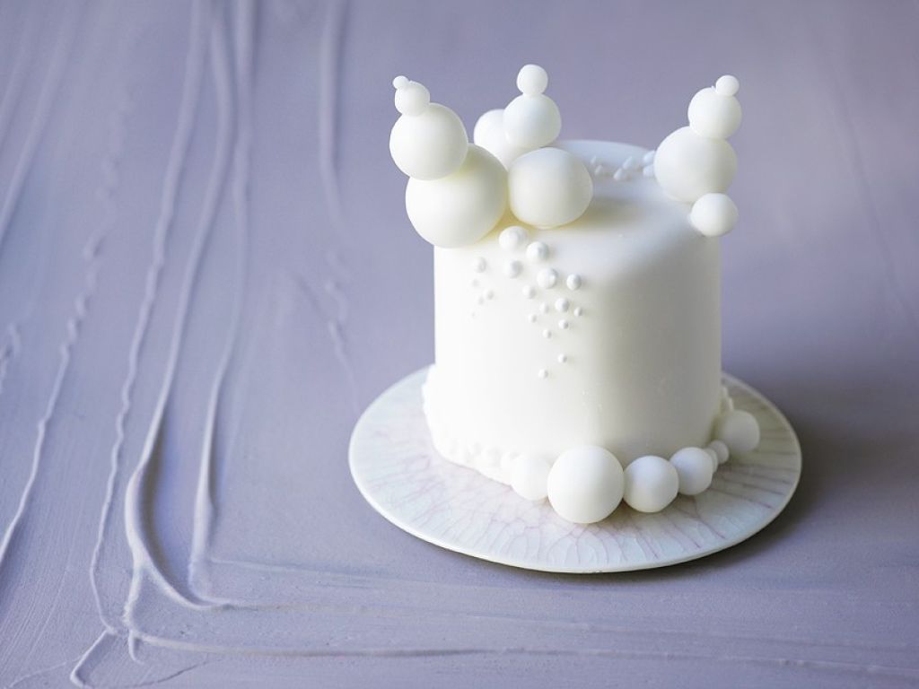 Kleine weiße Torte mit Fondant-Dekoration Rezept | EAT SMARTER