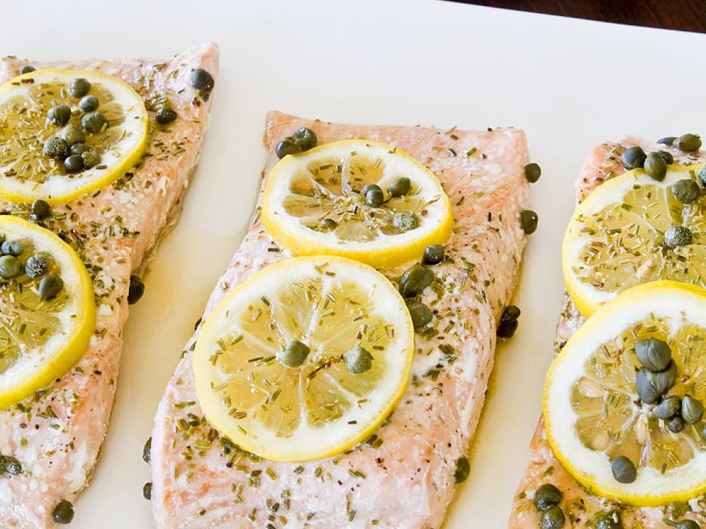 Lachs mit Kapern und Zitrone Rezept | EAT SMARTER