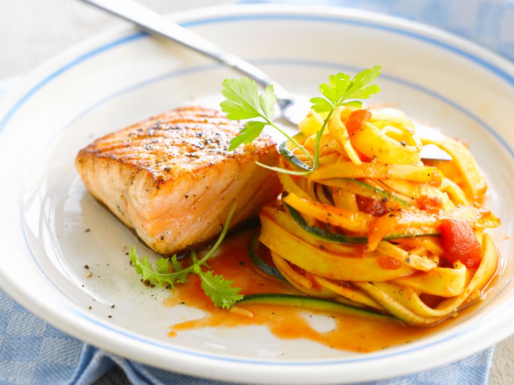 Lachs mit Zucchini-Tomatennudeln Rezept | EAT SMARTER