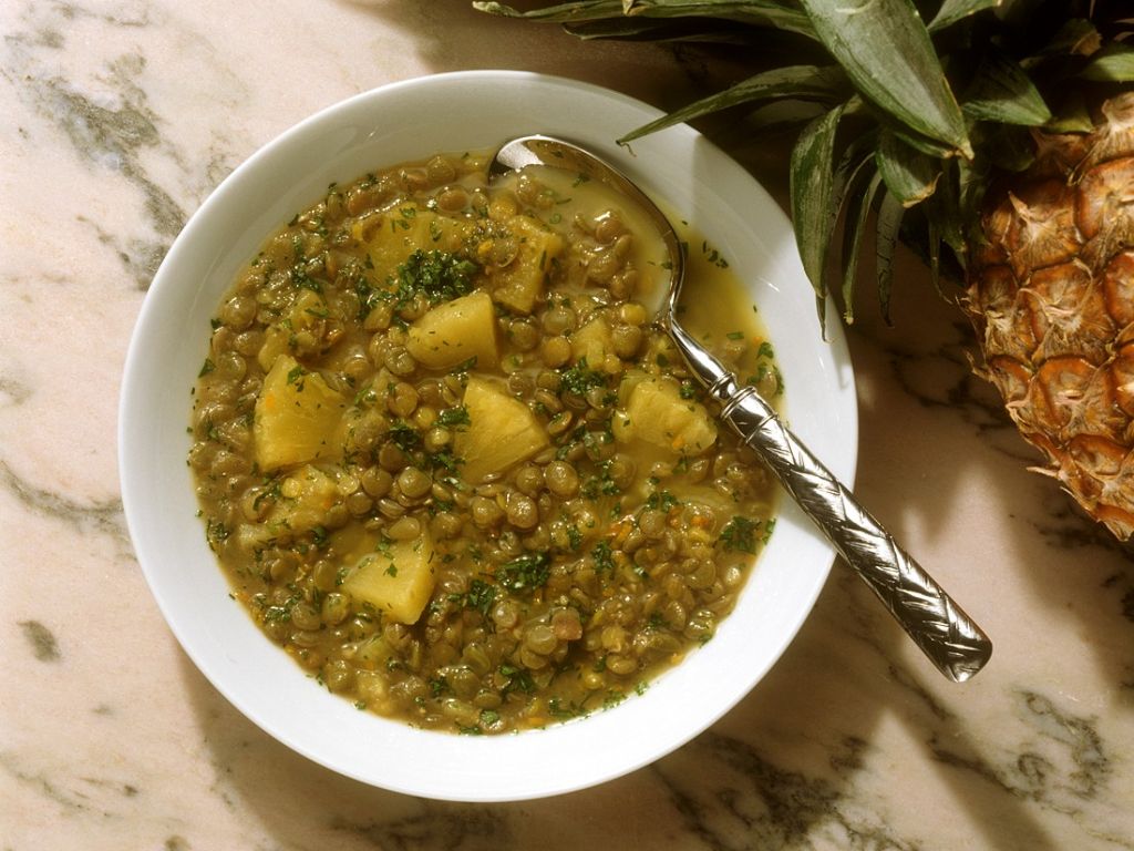 Linsensuppe mit Ananas Rezept | EAT SMARTER