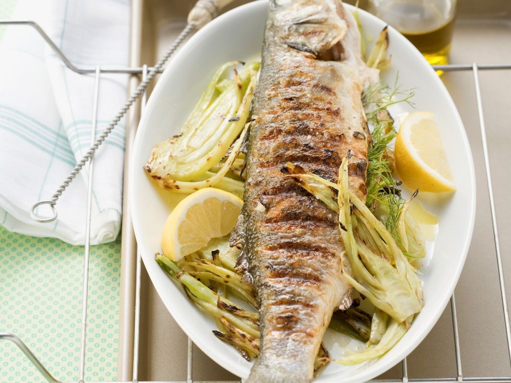Loup de mer auf südfranzösische Art zubereitet Rezept | EAT SMARTER
