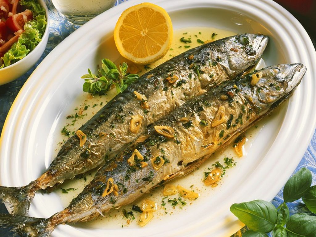 Makrele mit Knoblauch Rezept | EAT SMARTER