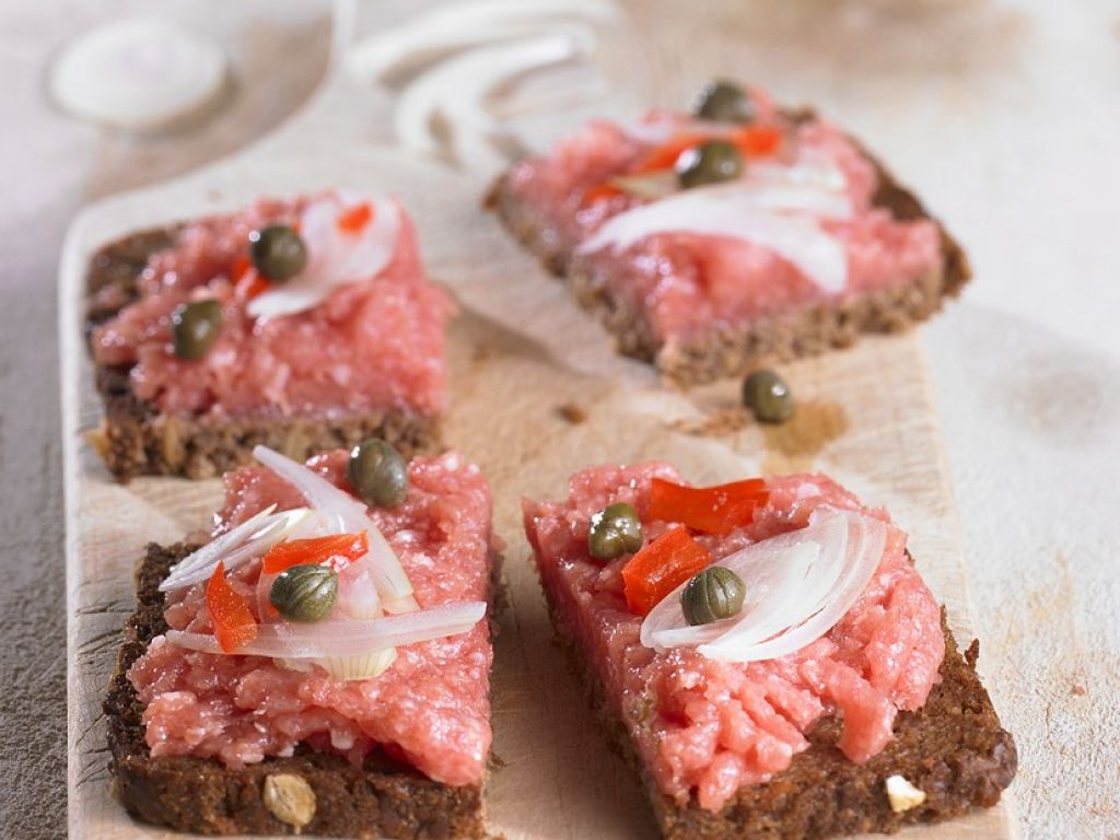 Mettbrötchen Rezept | EAT SMARTER