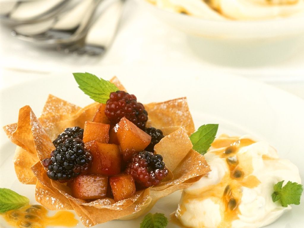 Mini-Obst-Törtchen mit frischen Früchten Rezept | EAT SMARTER