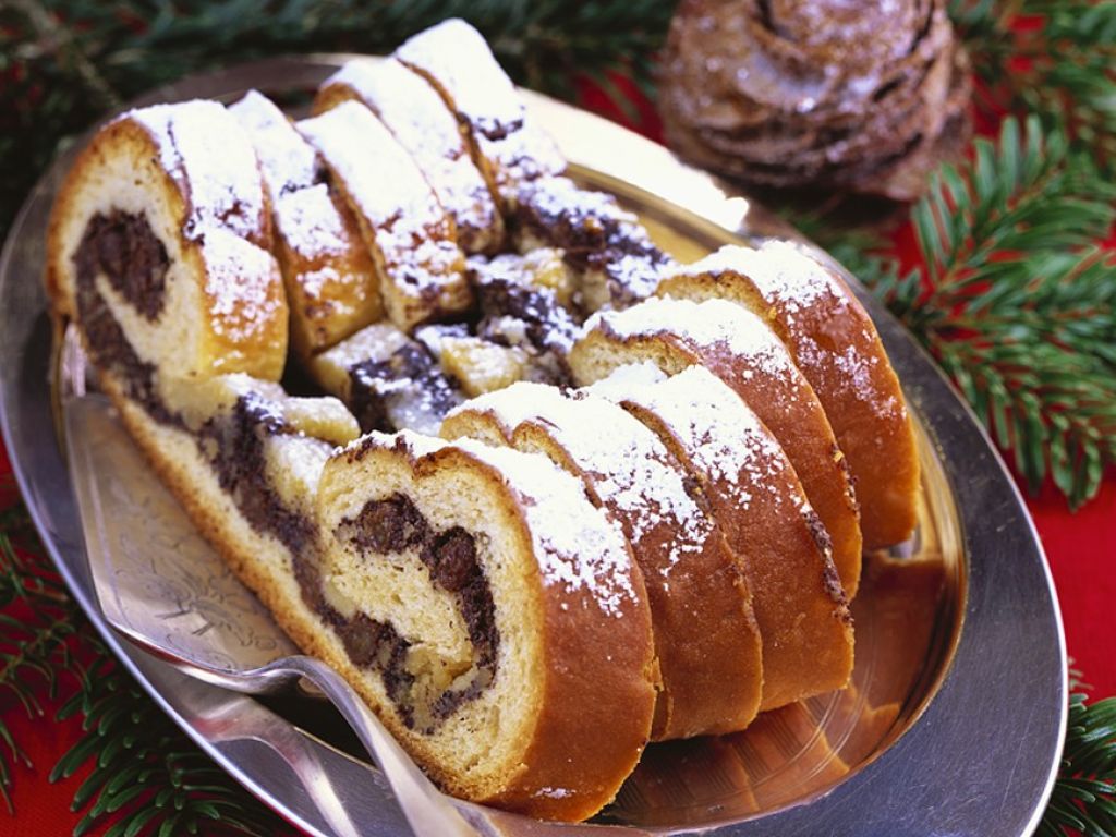 Mohnstollen mit Marzipan Rezept | EAT SMARTER