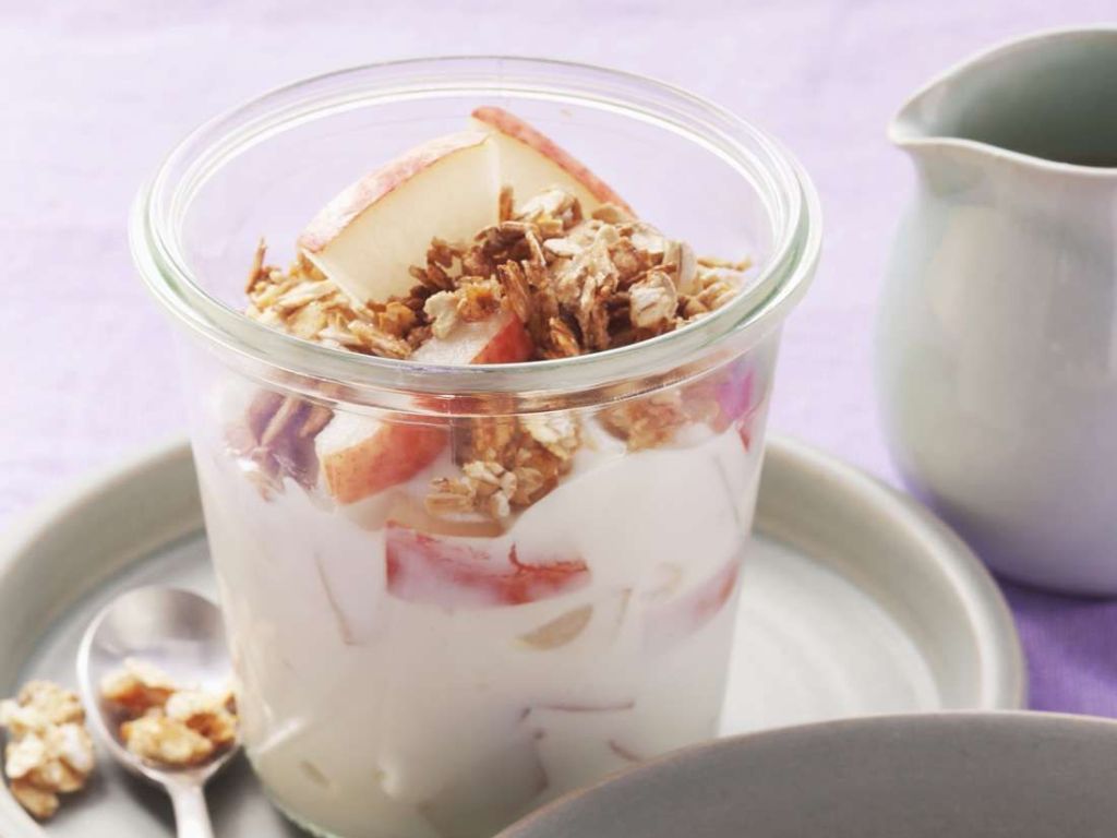 Müsli mit Quark und Obst: Protein-Frühstück Rezept | EAT SMARTER