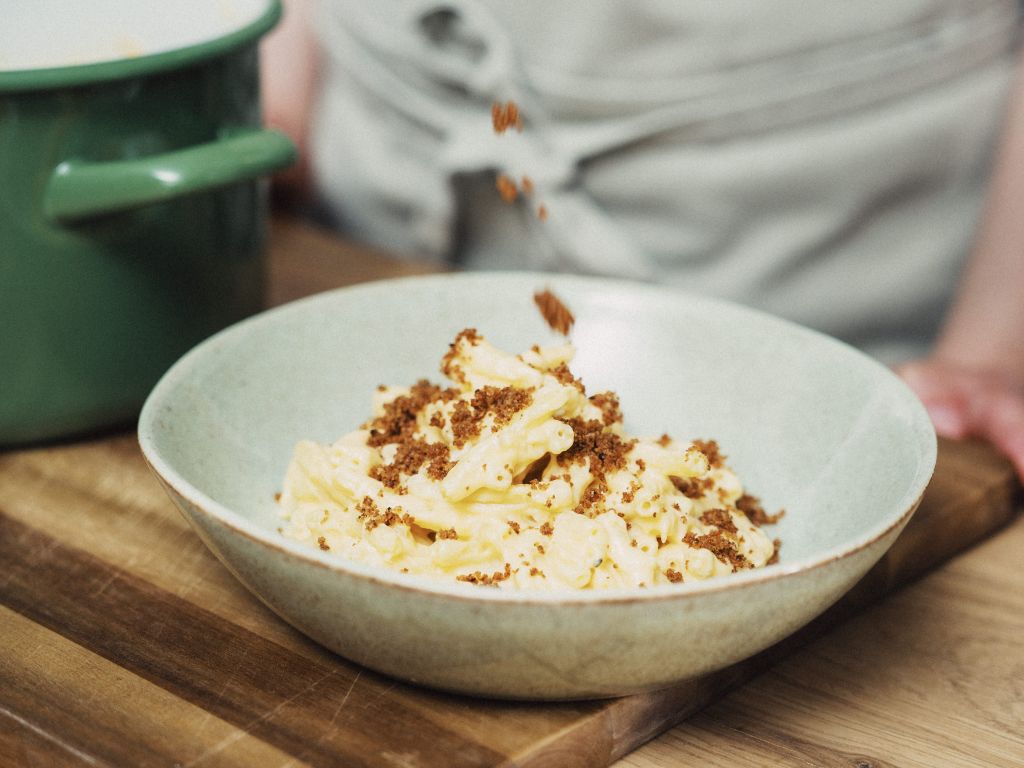 One Pot Mac’n’Cheese mit gerösteten Semmelbröseln Rezept | EAT SMARTER