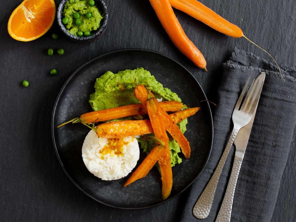Orangen-Ofenmöhren auf Erbsenpüree mit Kamalis-Reis Rezept | EAT SMARTER