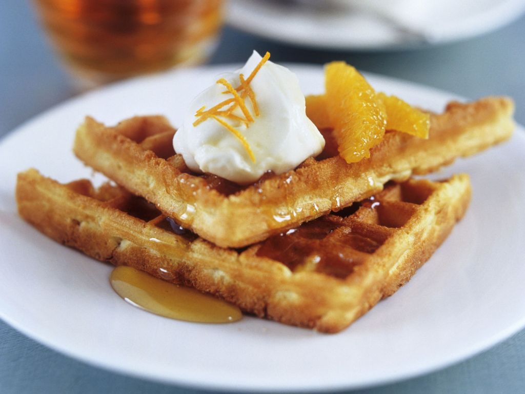 Orangenwaffeln mit Ahornsirup Rezept | EAT SMARTER