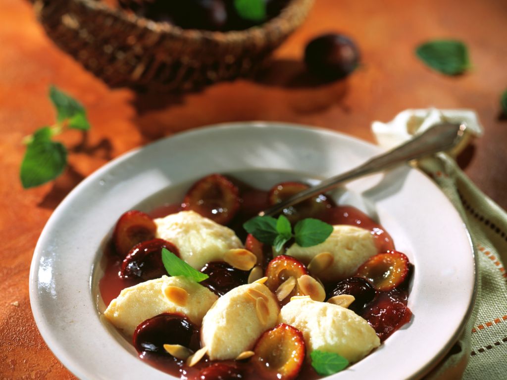 Pflaumenkompott mit Grießklößchen Rezept | EAT SMARTER