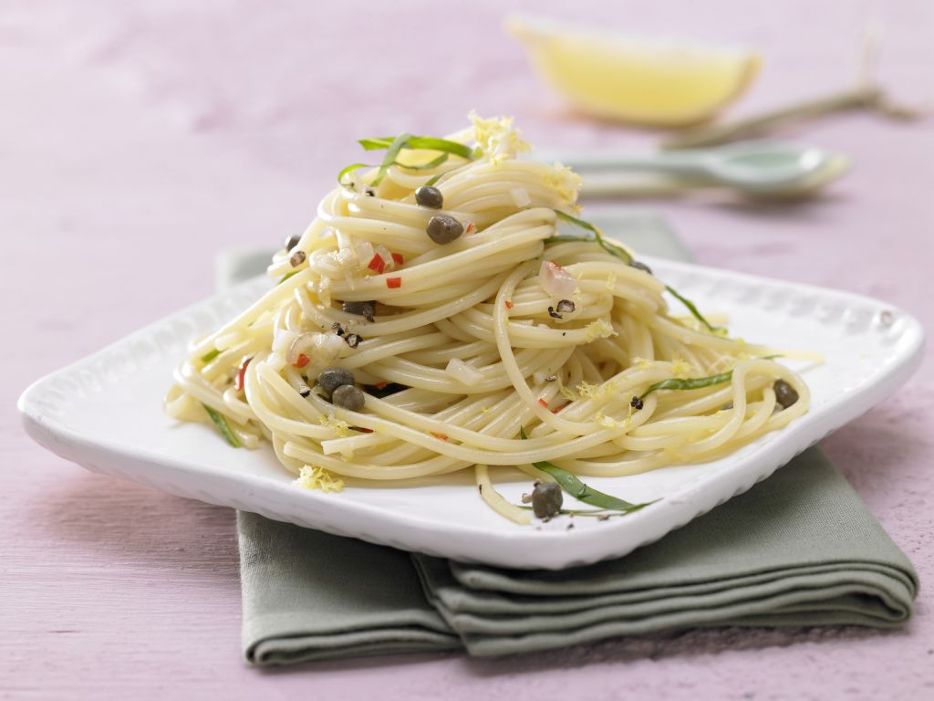 Pikante Kapern-Spaghetti Rezept | EAT SMARTER