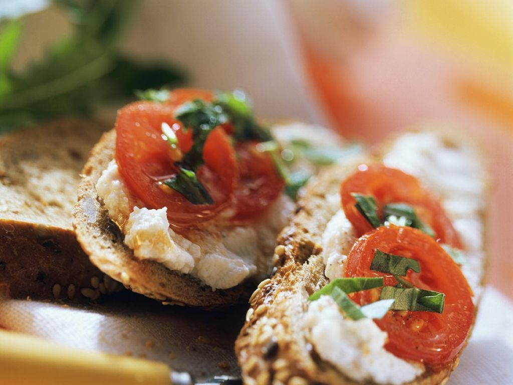 Quark mit Tomaten auf Brot Rezept | EAT SMARTER