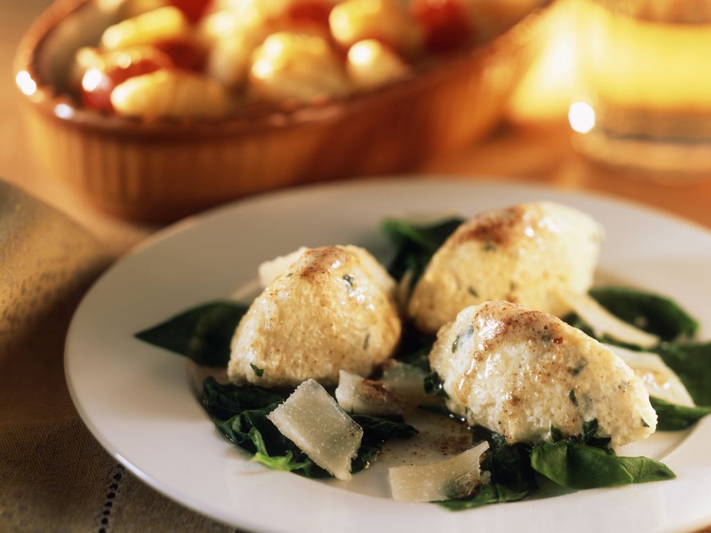 Quark-Nockerl auf Spinat mit Parmesan Rezept | EAT SMARTER