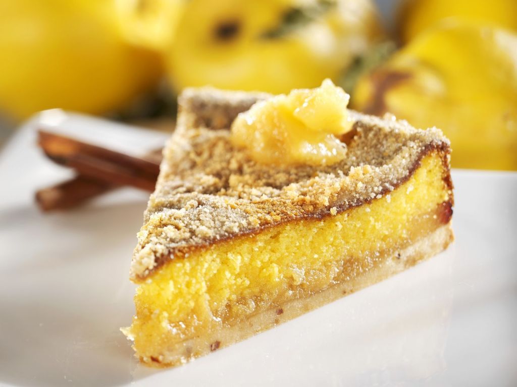 Quittenkuchen mit Marzipan Rezept | EAT SMARTER