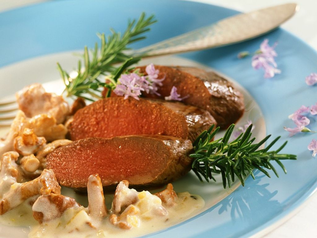 Reh mit Pilzsauce Rezept | EAT SMARTER