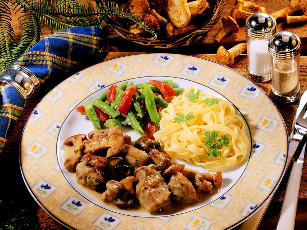 Rehgulasch mit Pilzen Rezept | EAT SMARTER